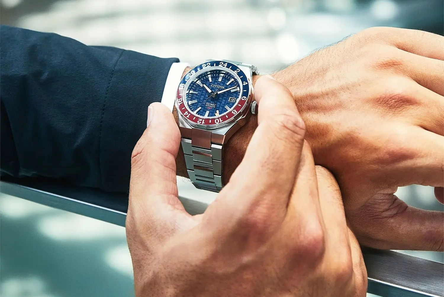 Citizen Series 8 GMT Automatic. Panorama Tokio nocą i jesienne słońce w ...