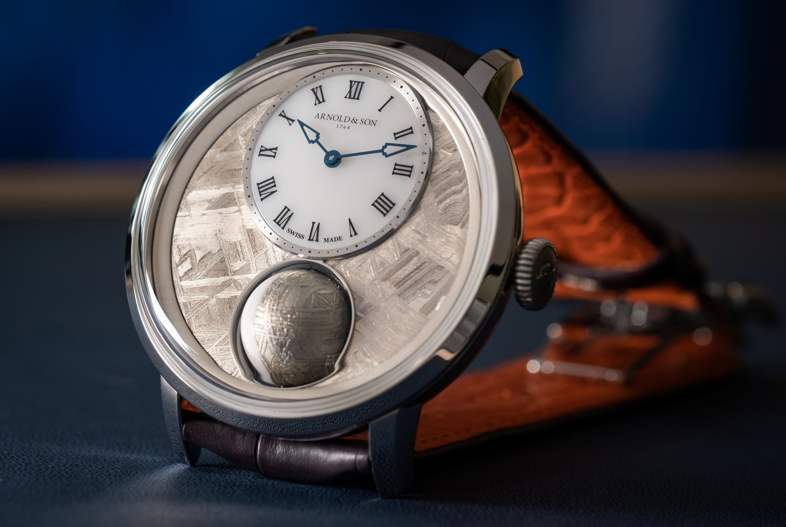 Zegarek z gwiezdnym pyłem. Arnold & Son Luna Magna Platinum Meteorite ...